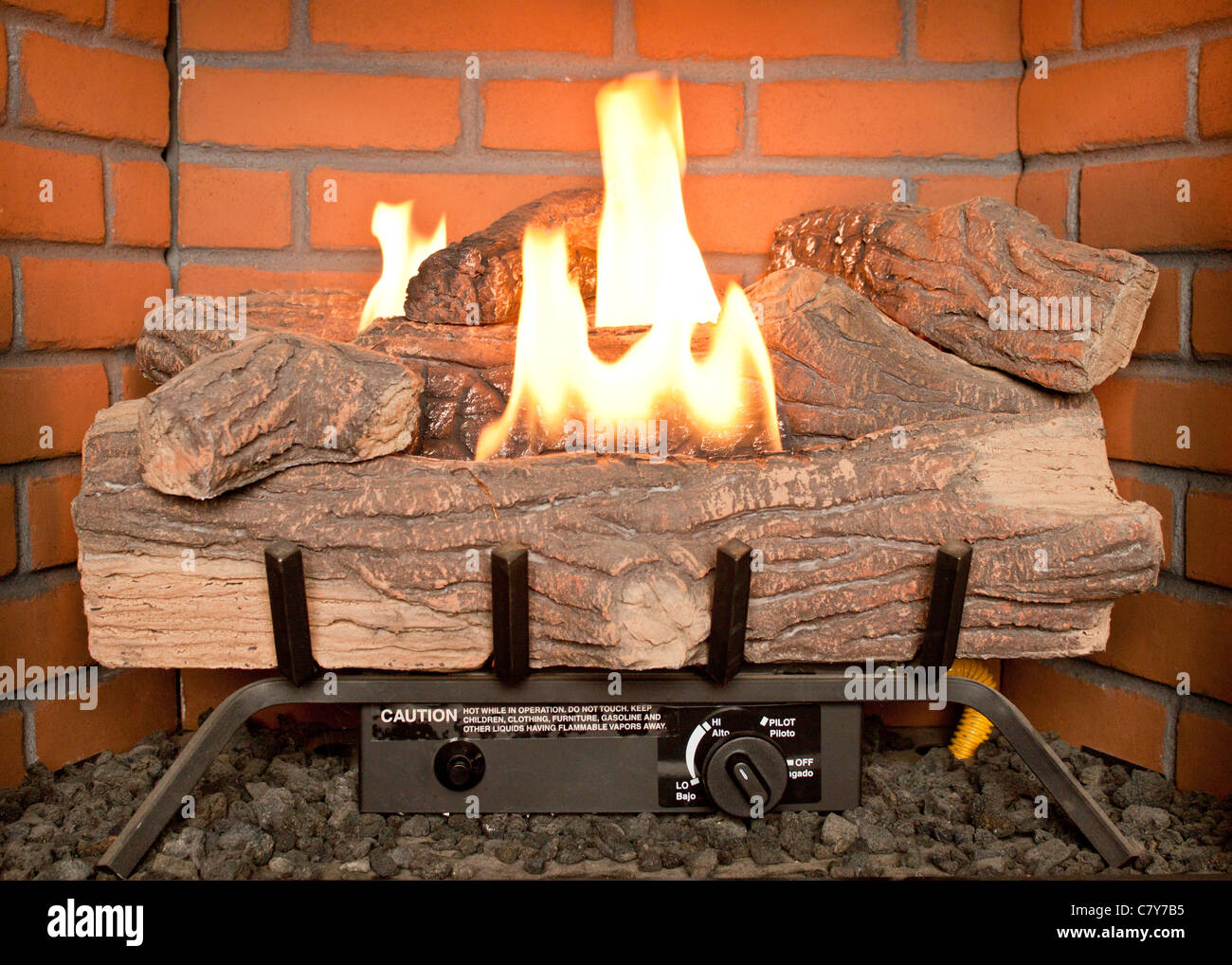 Caminetto acceso immagini e fotografie stock ad alta risoluzione - Alamy