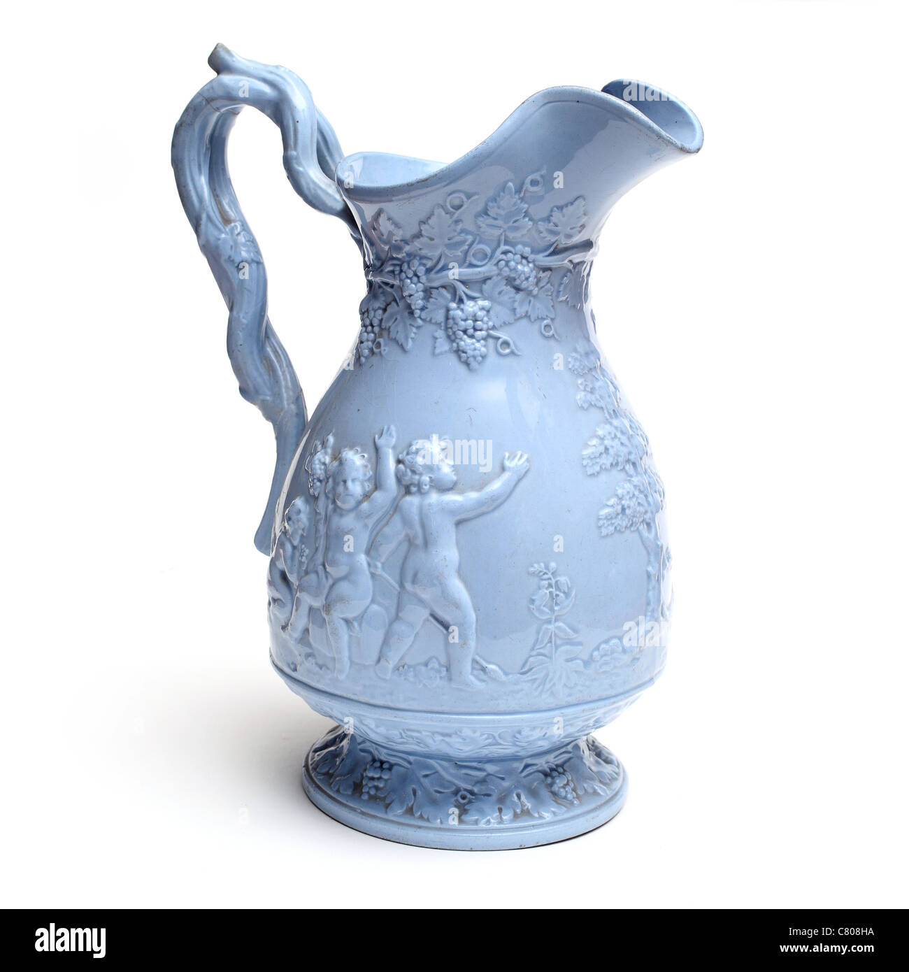 Primo piano di una brocca in ceramica di vetro bianco latte immagini e ...