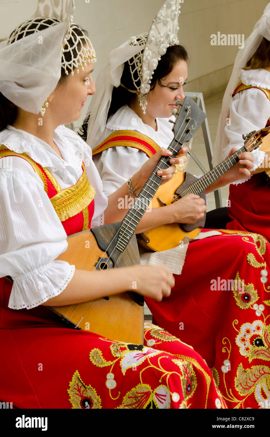 Three stringed lute immagini e fotografie stock ad alta risoluzione - Alamy