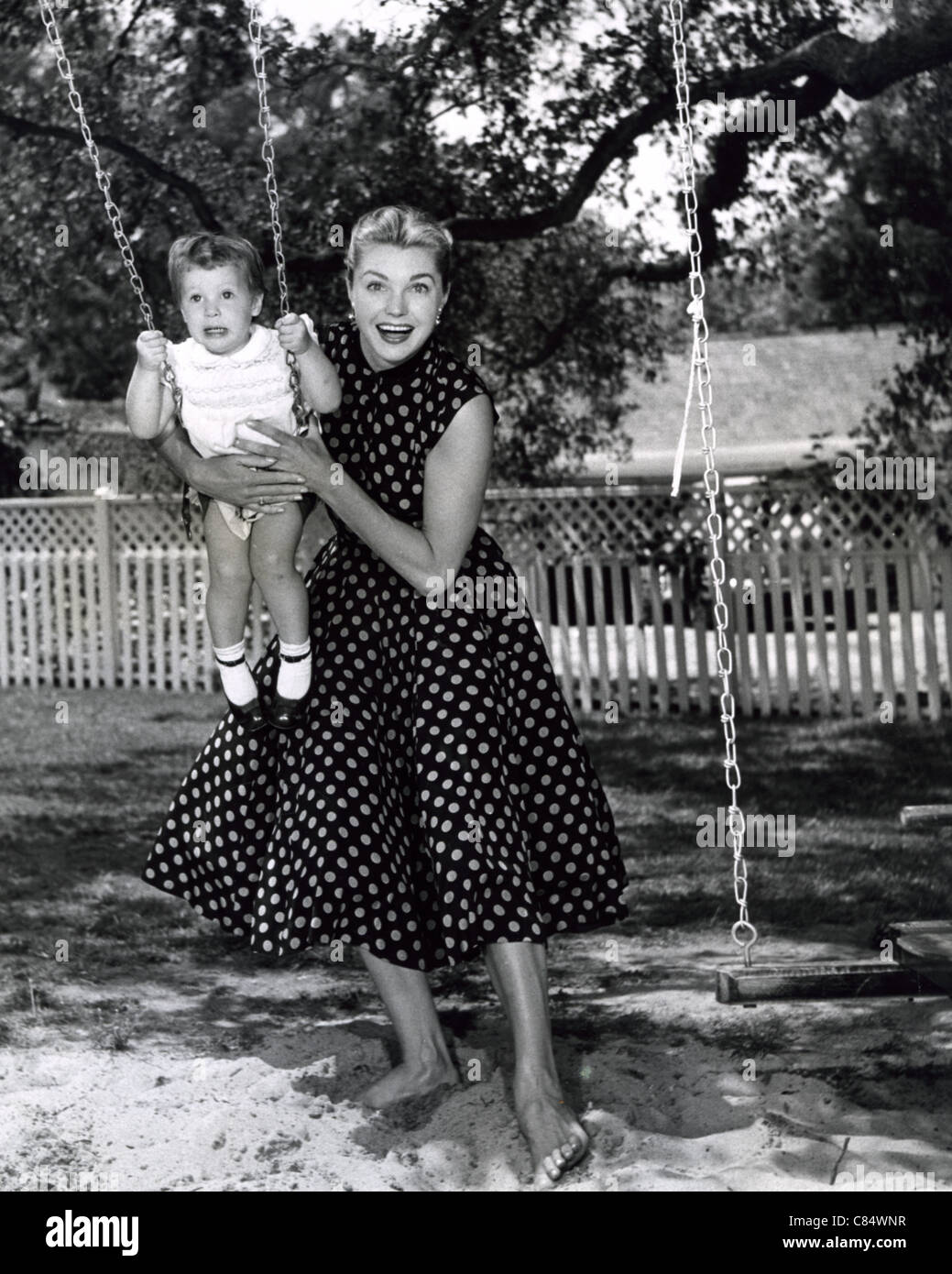 ESTHER WILLIAMS US attrice cinematografica nel 1955 con la figlia Susan ...