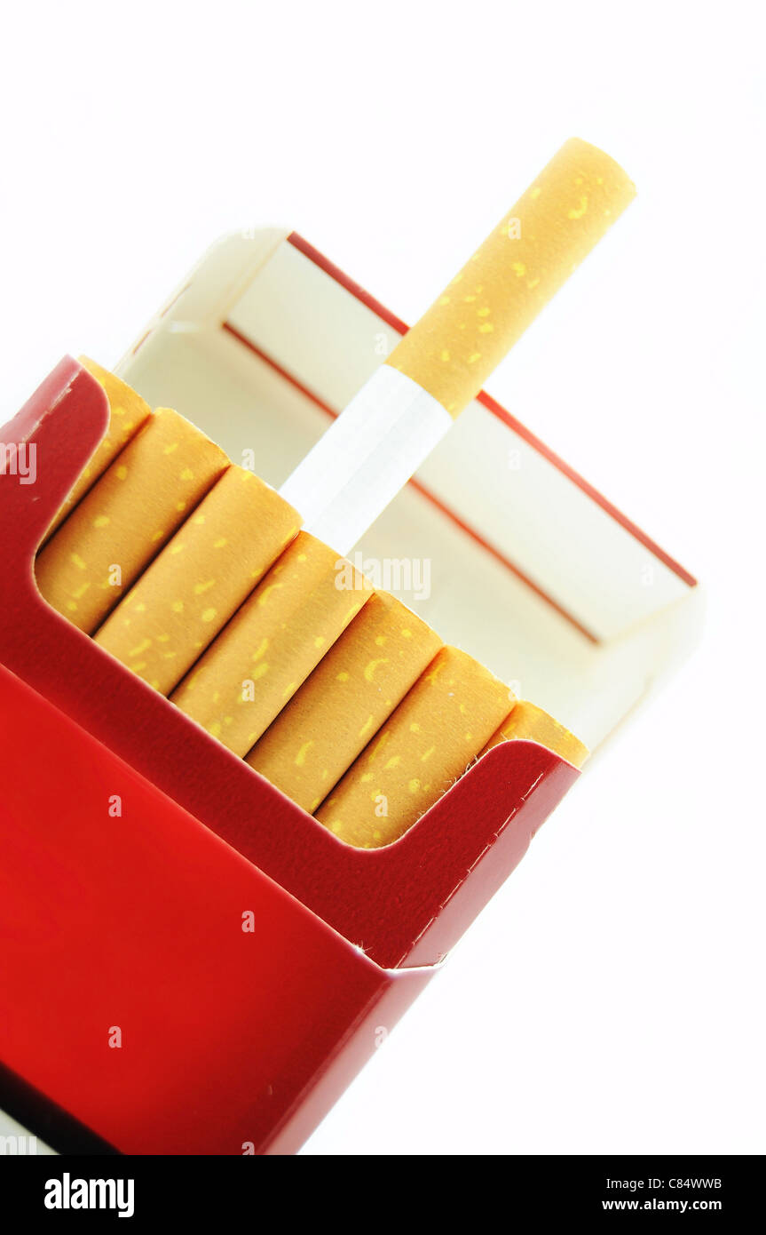 Sigarette normali immagini e fotografie stock ad alta risoluzione - Alamy