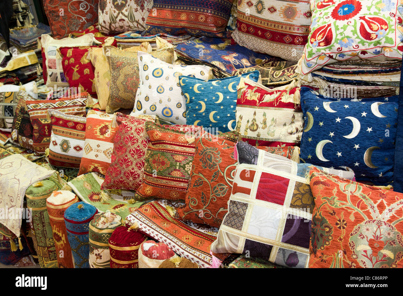 Cuscini colorati per la vendita nel Grand Bazaar, Istanbul, Turchia ...