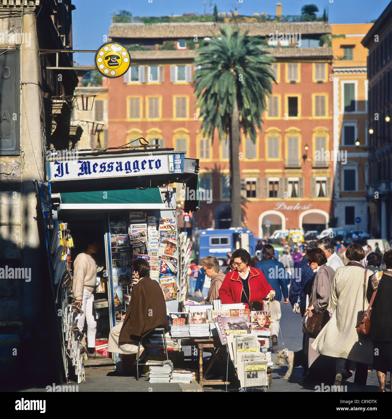 Edicola Piazza di Spagna Roma Italia Europa Foto stock - Alamy