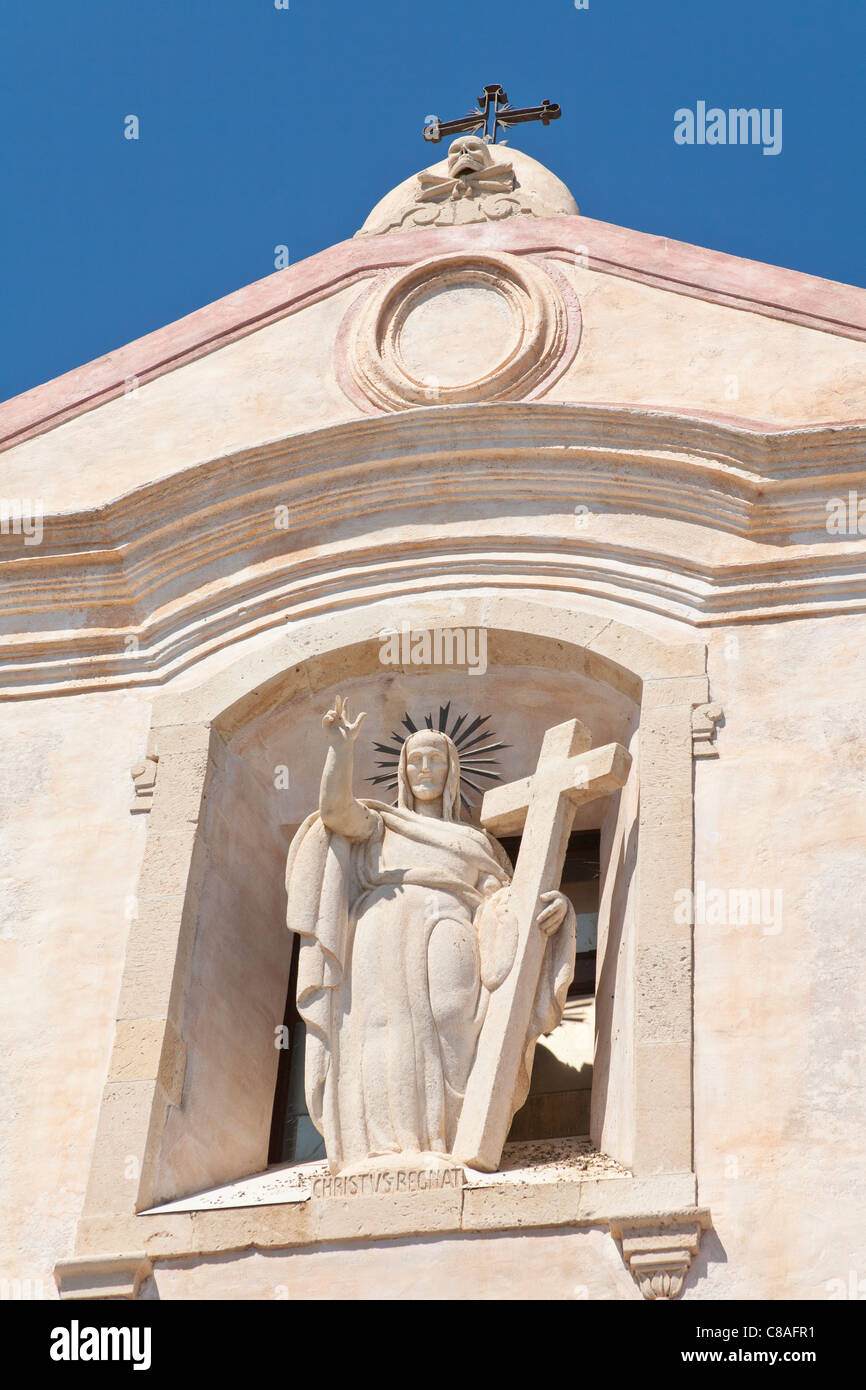 Statua di Gesù Cristo sulla facciata della chiesa di San Giuseppe ...