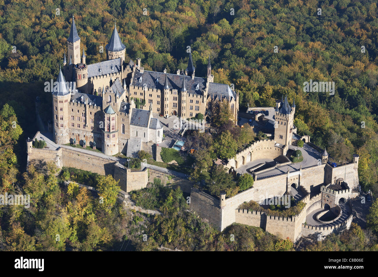 HOHENZOLLERN CASTELLO (vista aerea). Castello su una collina boschiva ...