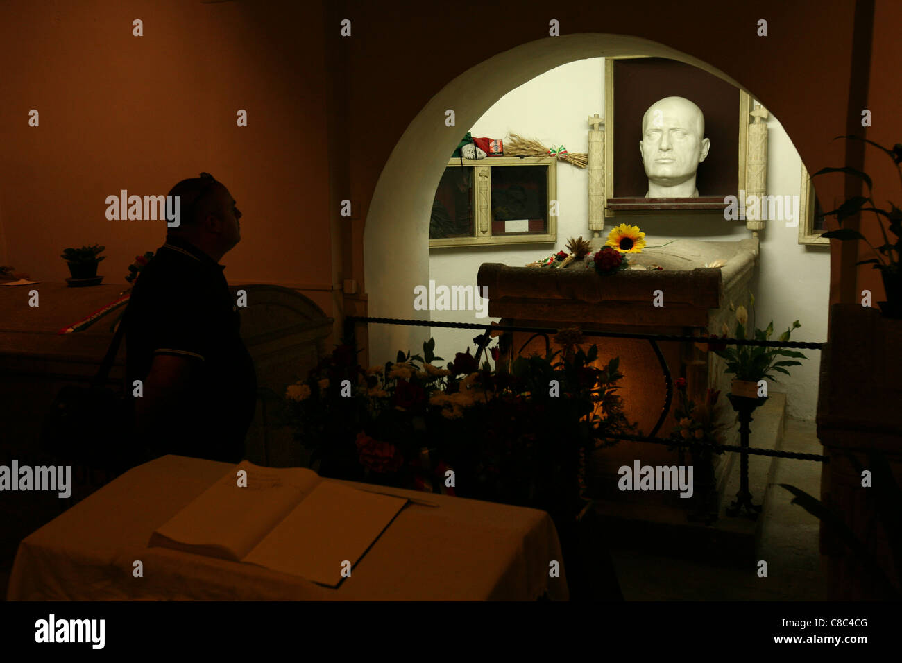 Tomba di italiano dittatore fascista Benito Mussolini nel Mussolini ...
