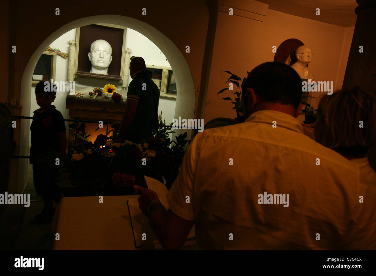 Tomba di italiano dittatore fascista Benito Mussolini nel Mussolini ...