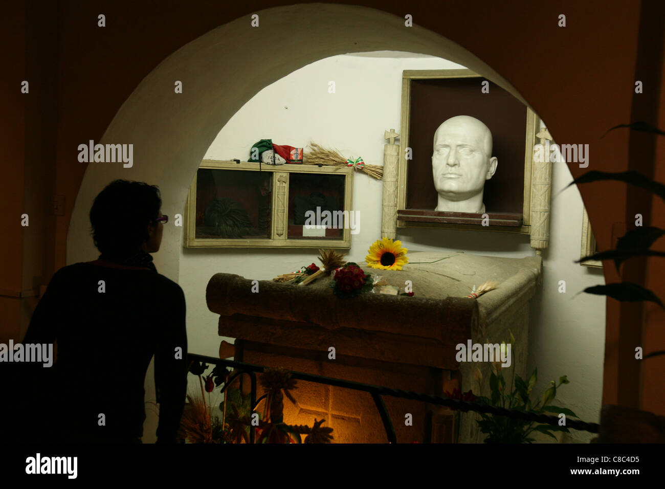 Tomba di italiano dittatore fascista Benito Mussolini nel Mussolini ...