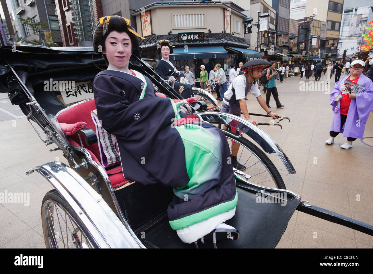 Geishas in tokyo immagini e fotografie stock ad alta risoluzione - Alamy