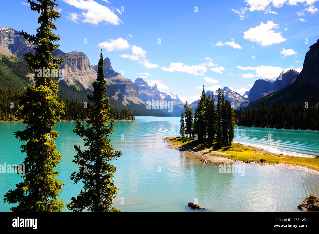 Maligne lake canada spirit island immagini e fotografie stock ad alta ...