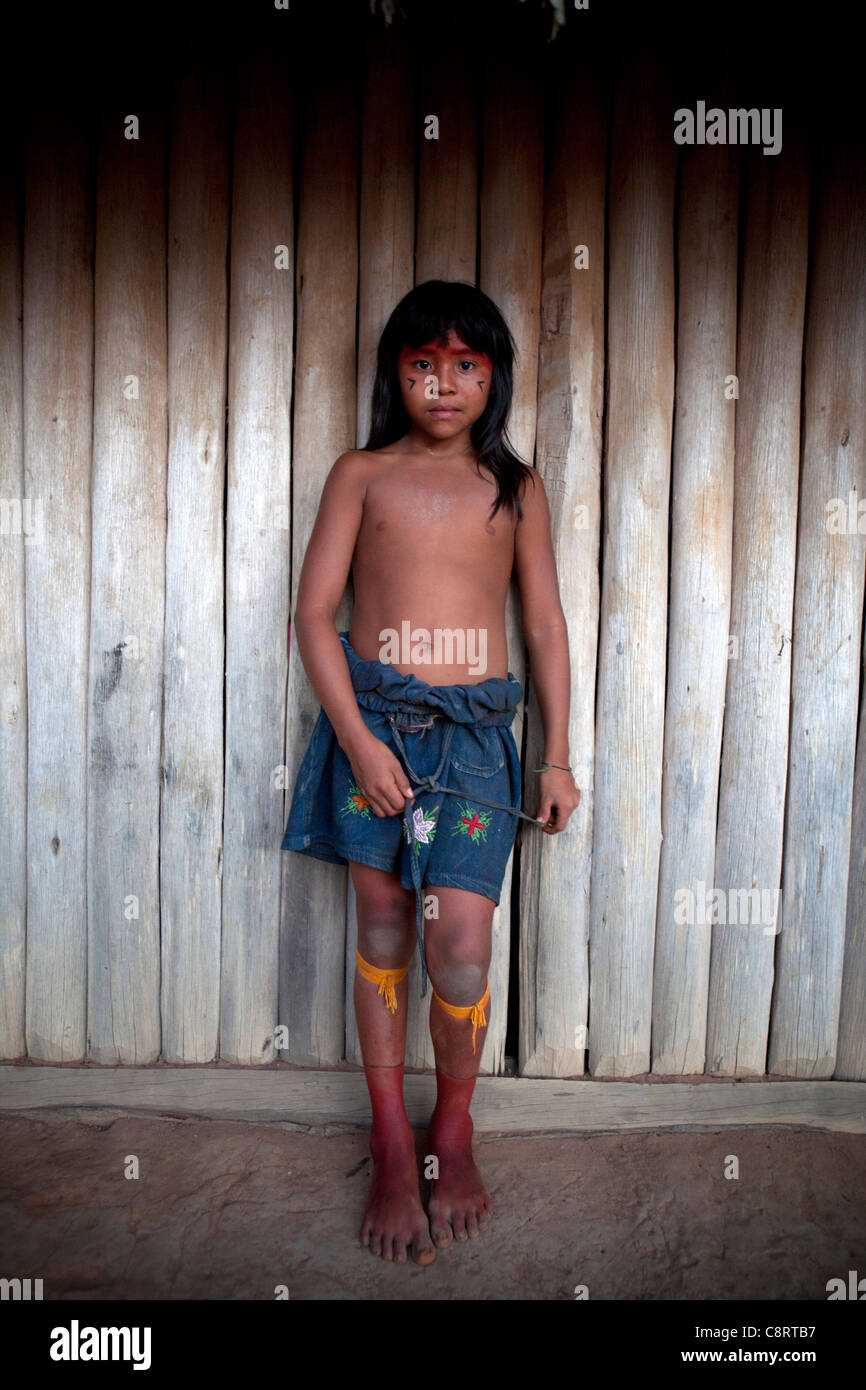 Xingu indian girl child immagini e fotografie stock ad alta risoluzione ...