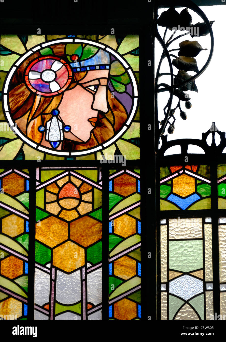 Art nouveau in vetro colorato immagini e fotografie stock ad alta ...