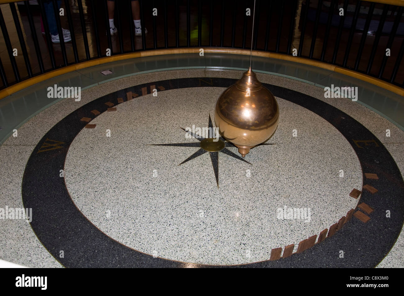 The foucault pendulum immagini e fotografie stock ad alta risoluzione ...