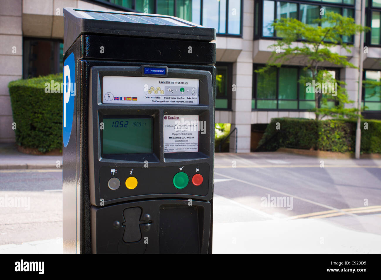Powered Solar Pay & Display parchimetro ticket machine Foto stock - Alamy