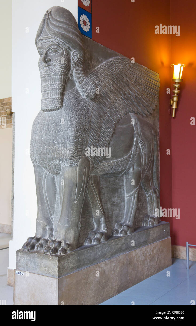 Un lamassu assira o toro alato, Pergamon Museum di Berlino Germania ...