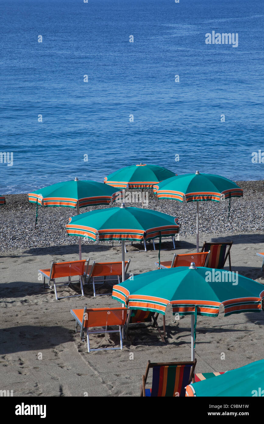 In Italia, la Liguria Cinque Terre, Deiva Marina, vista di ombrellone e ...