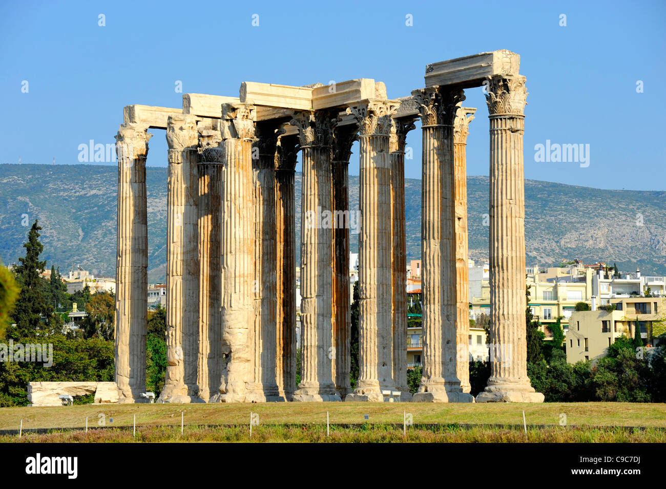 Tempio a zeus immagini e fotografie stock ad alta risoluzione - Alamy
