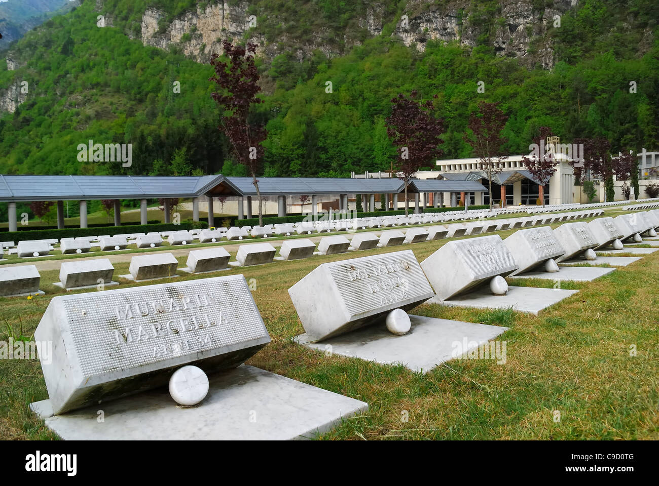 Longarone, località Fortogna. Il cimitero dove sono sepolte le vittime ...