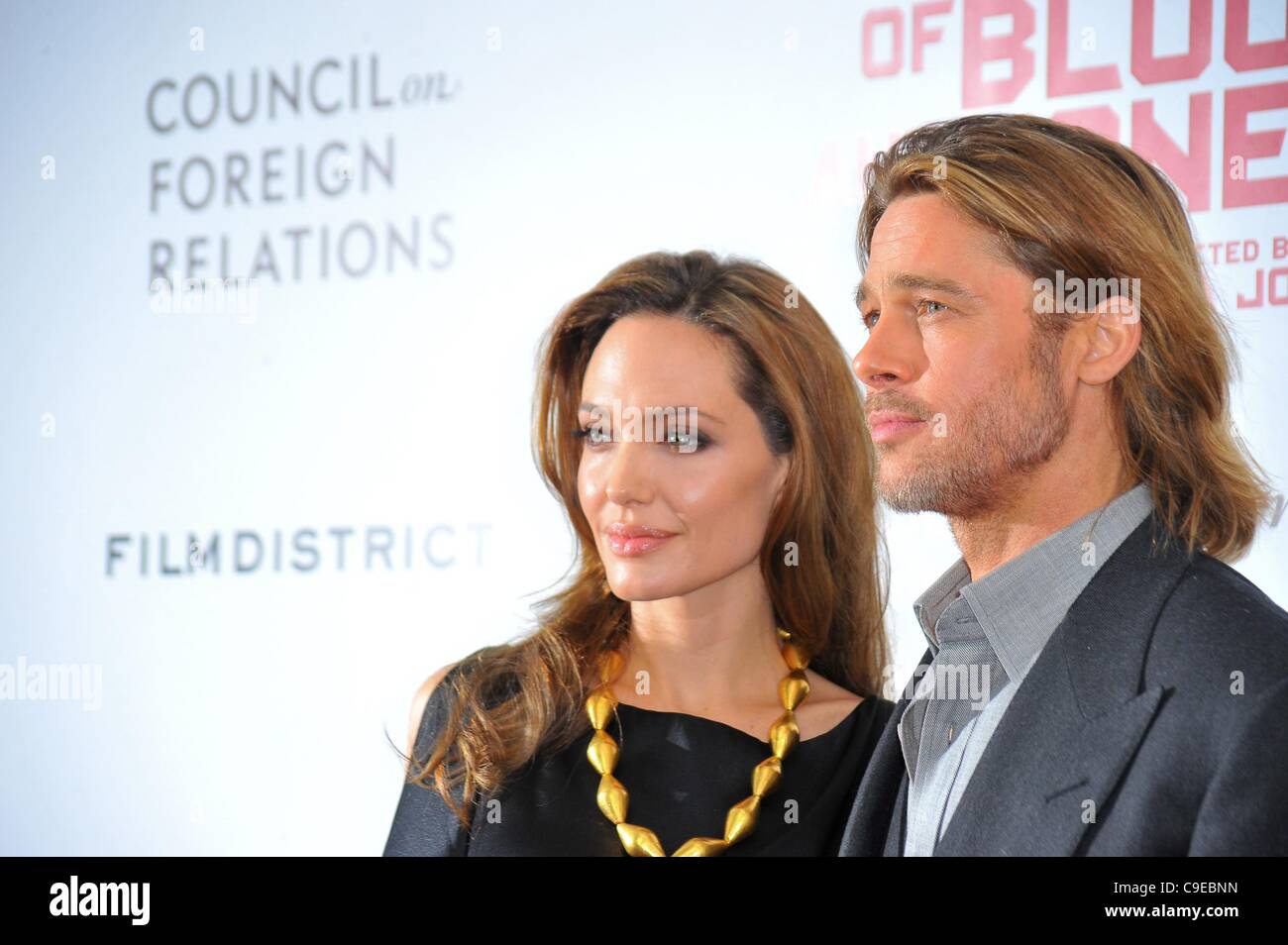 Angelina Jolie e Brad Pitt all'ARRIVO IN TERRA DI SANGUE E MIELE ...