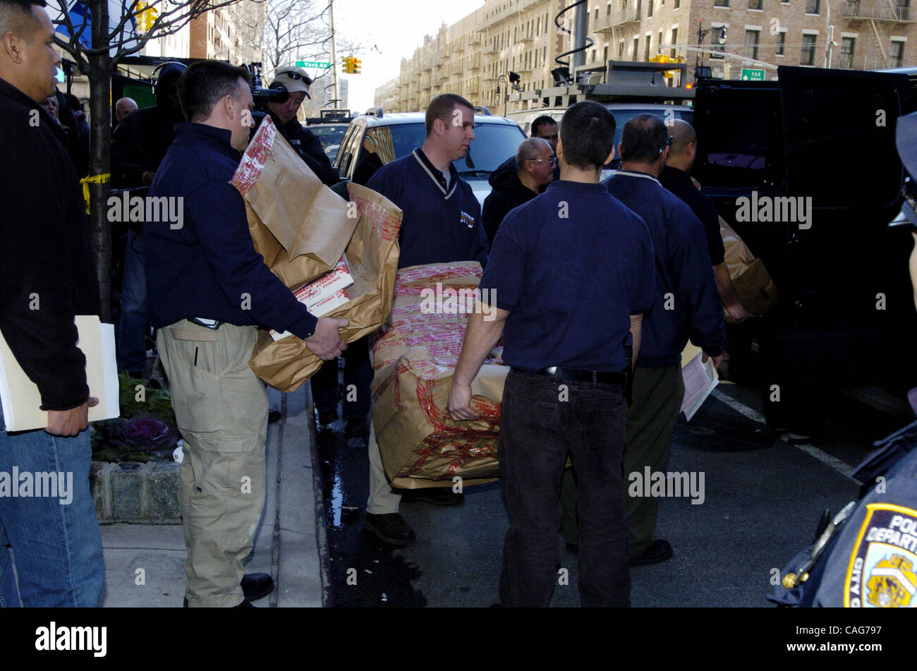 Nypd csi officers remove evidence immagini e fotografie stock ad alta ...