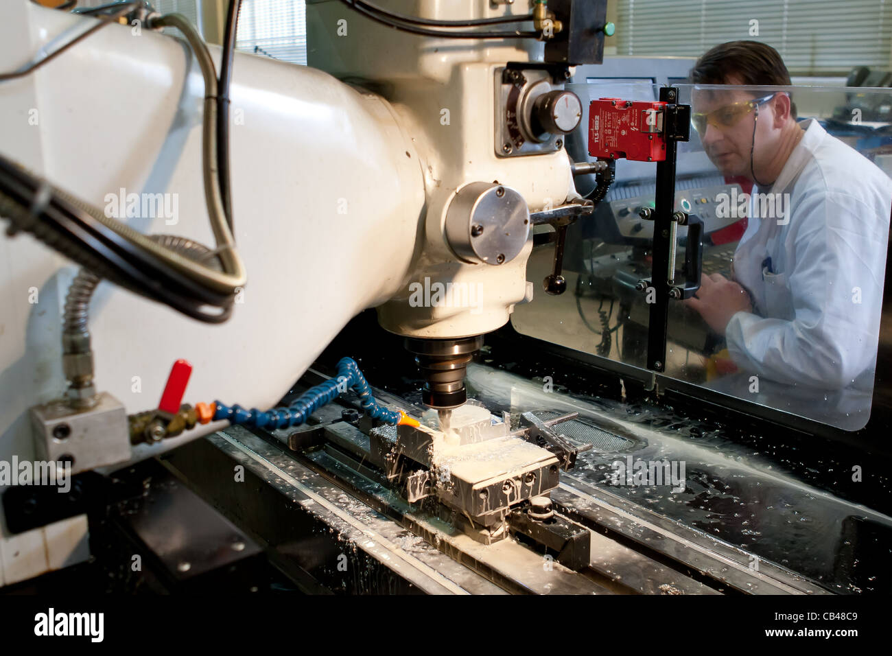 Tecnico di ingegneria, ingegnere di lavoro di una macchina CNC con ...