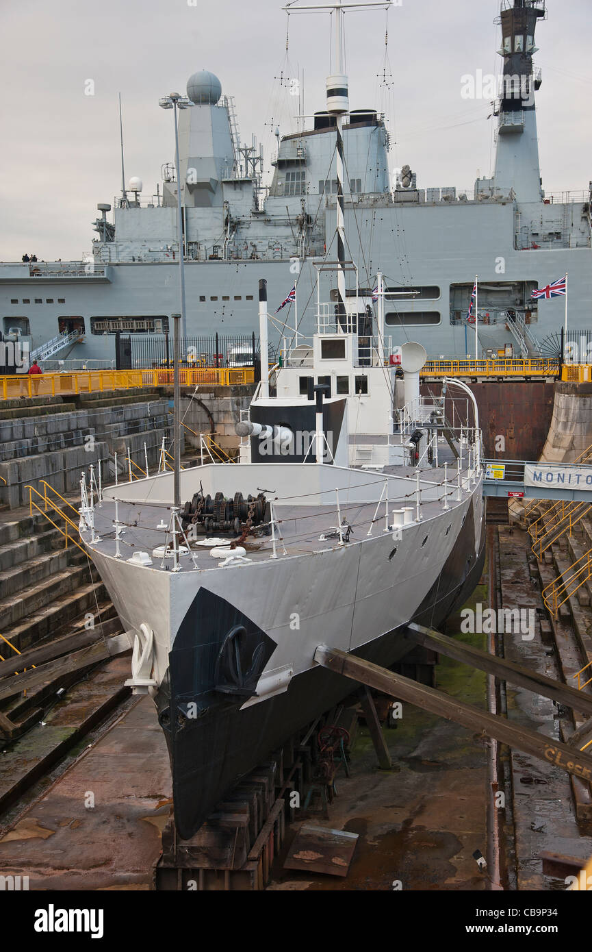 HMS Monitor M33 a Portsmouth Historic Dockyard. In fondo è il sistema ...