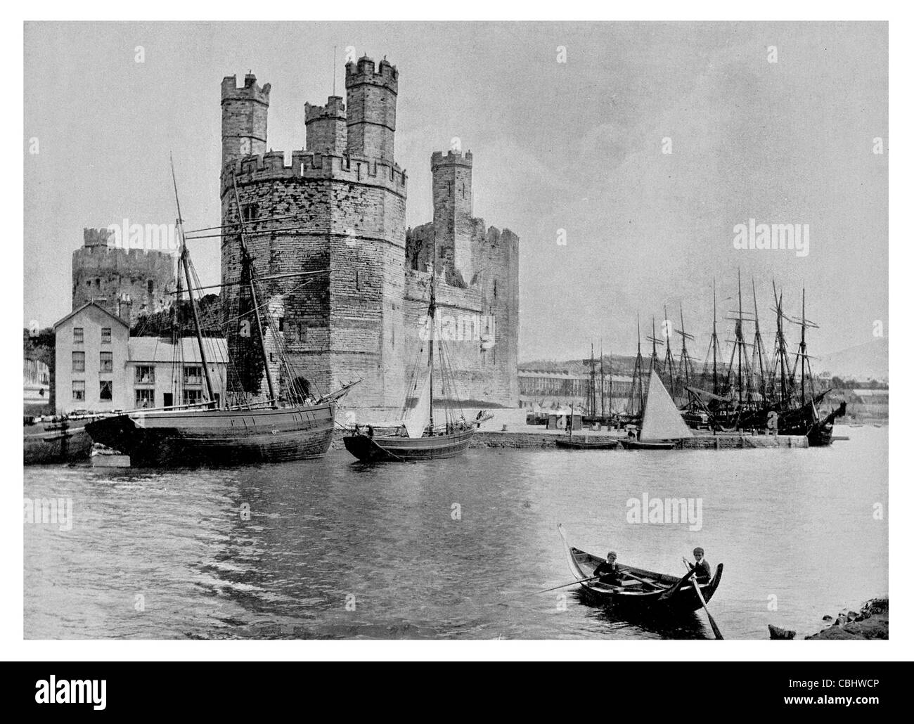 Caernarfon Castle medieval Gwynedd in Galles città cortina muraria fort ...
