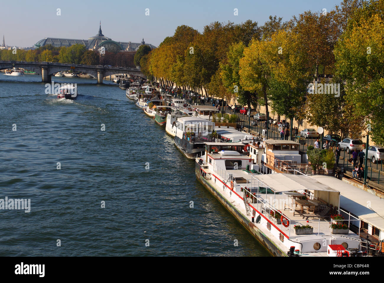 Torre eiffel sulla riva della senna a parigi immagini e fotografie ...