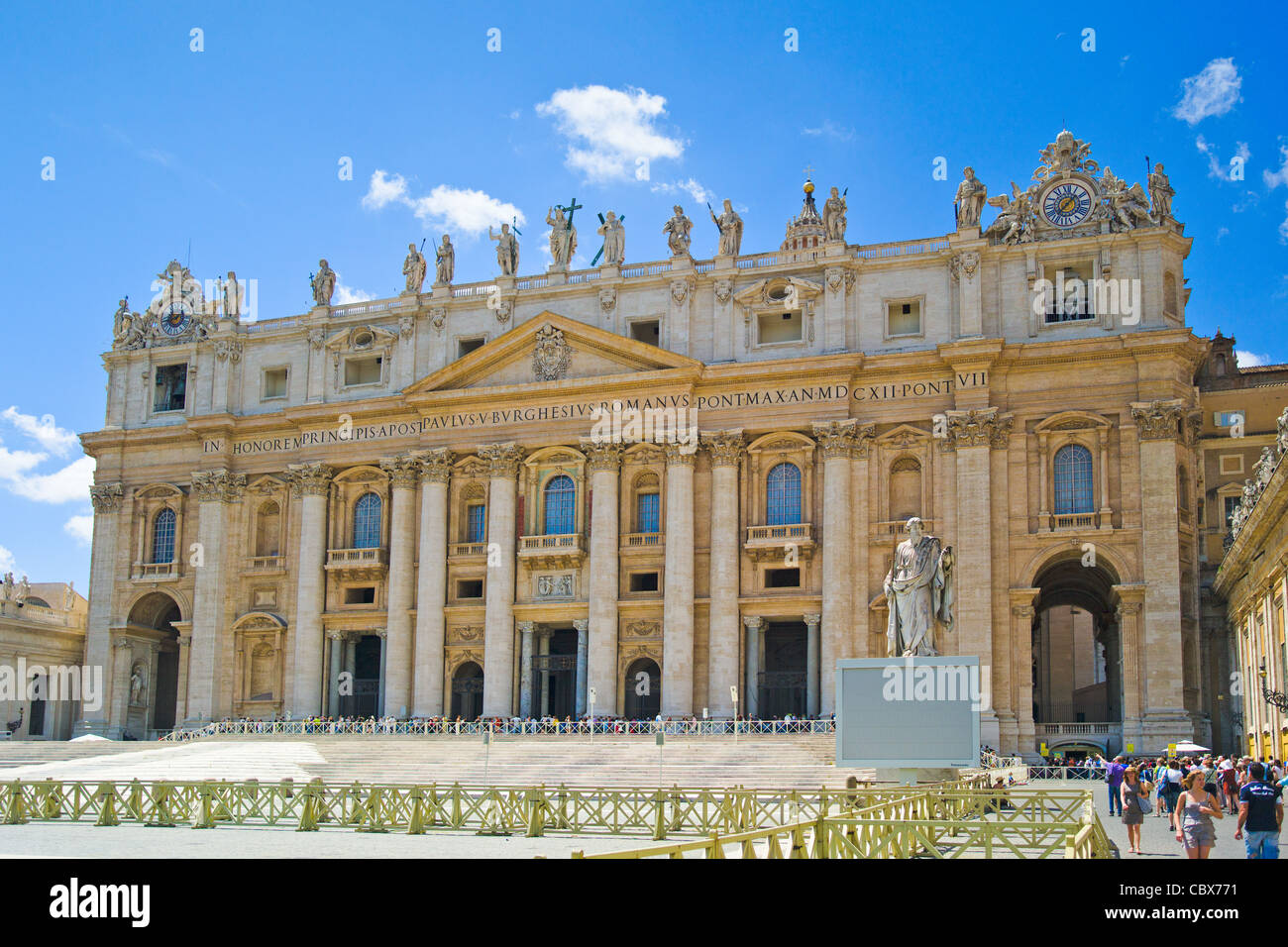 Statua di scultura fuori dalla basilica di san pietro immagini e ...