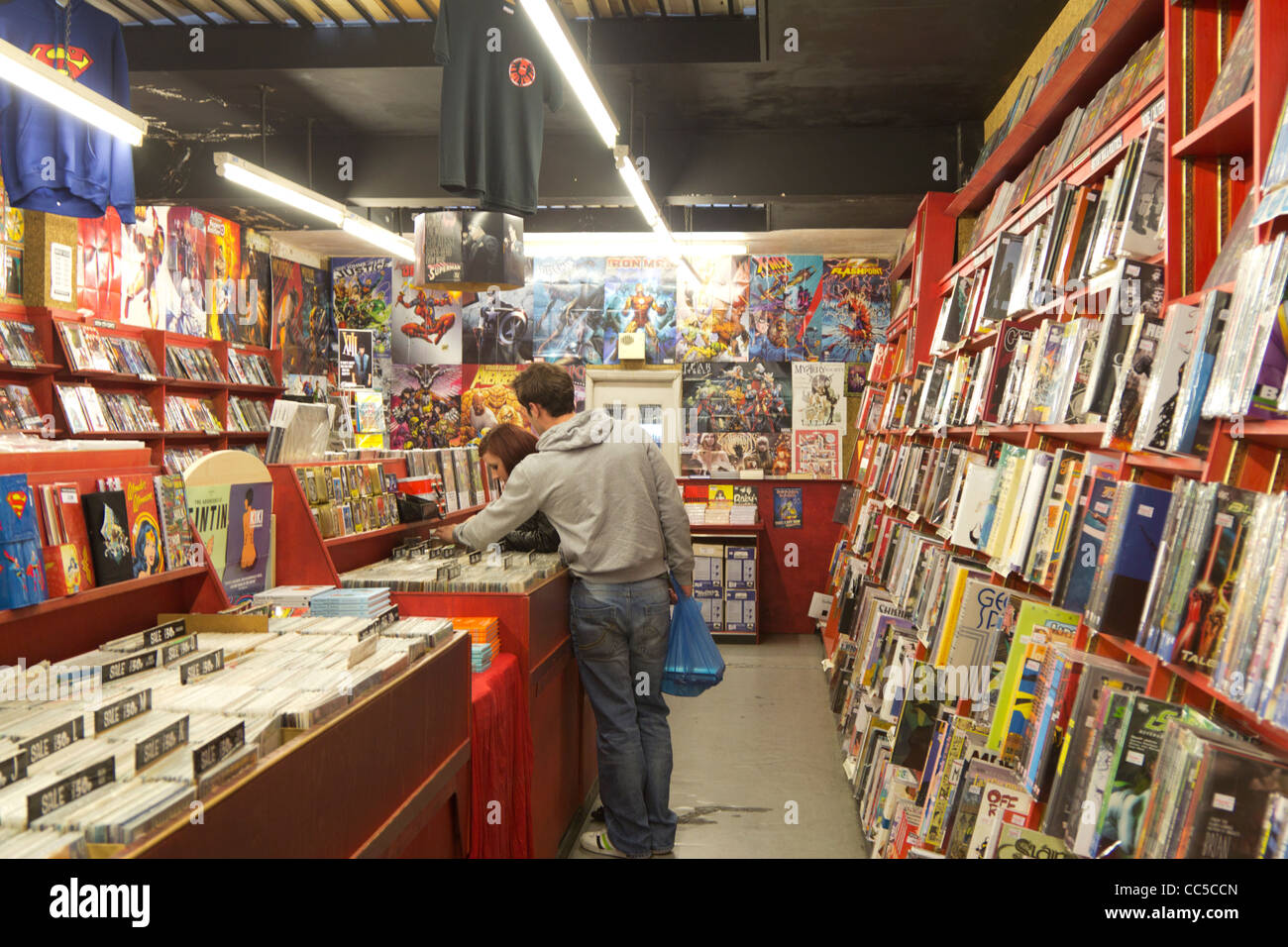 Comics shop people immagini e fotografie stock ad alta risoluzione - Alamy