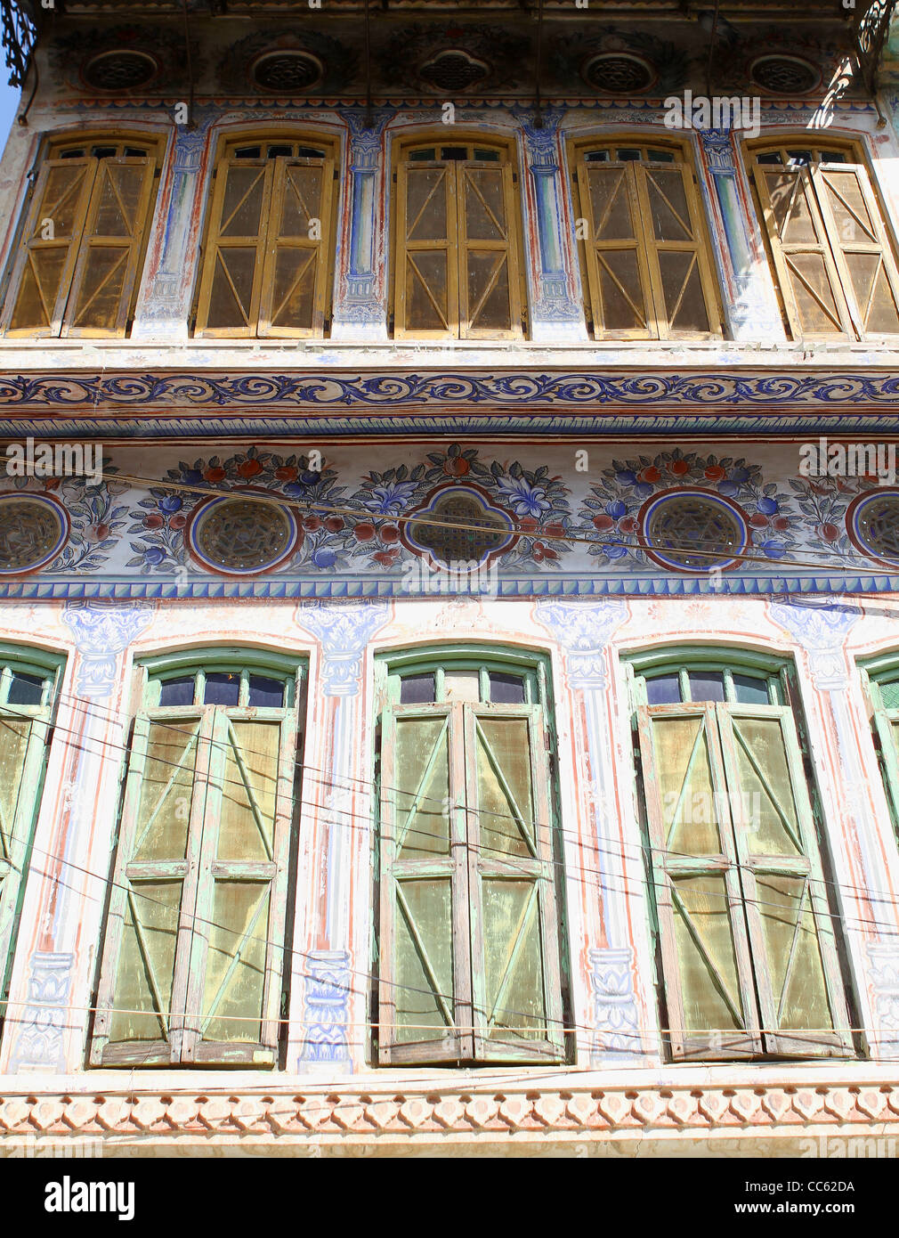 Persiane in legno immagini e fotografie stock ad alta risoluzione - Alamy