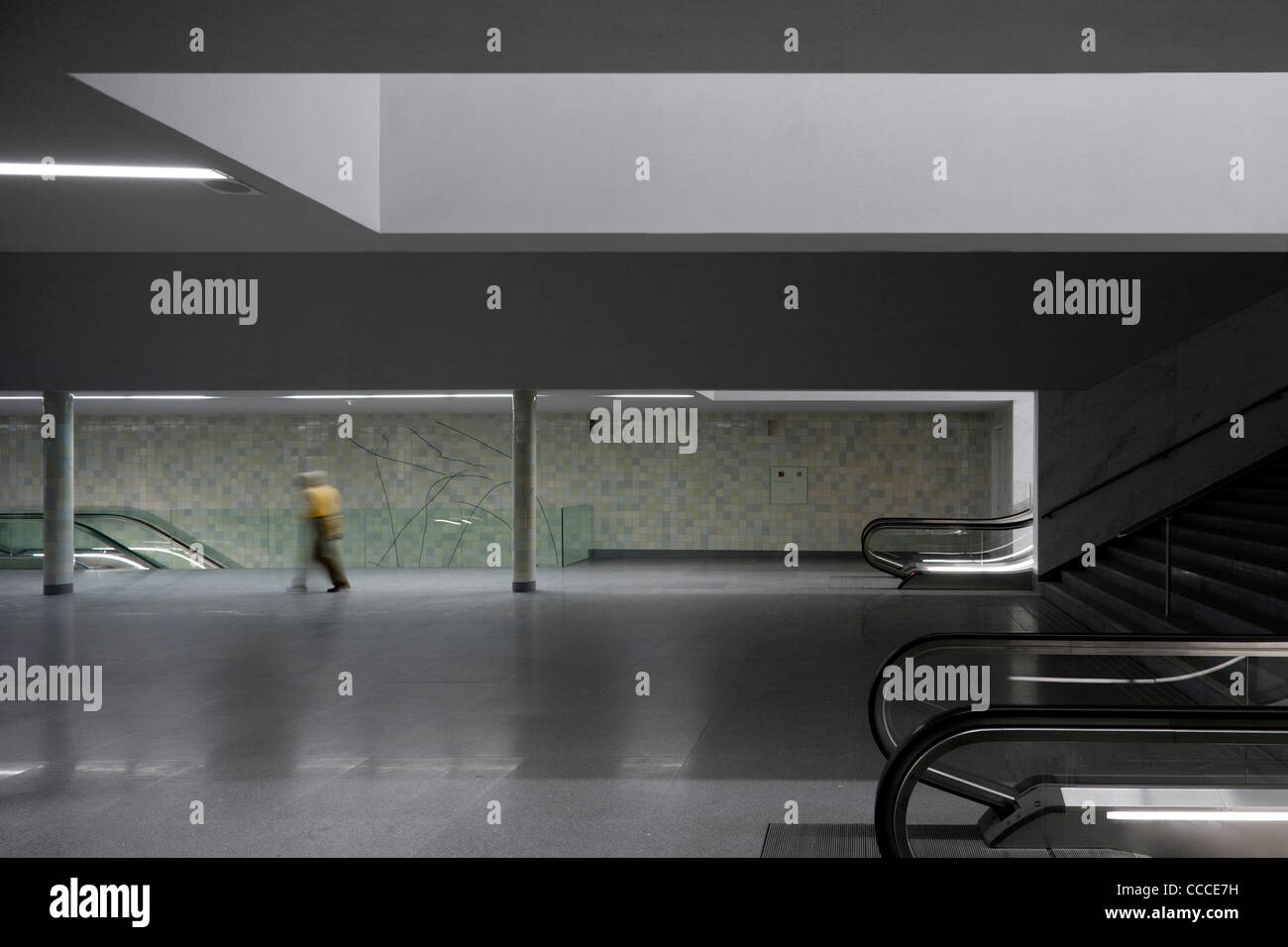 SAO BENTO Metro do Porto Alvaro Siza PORTO 2005 atrio della stazione ...