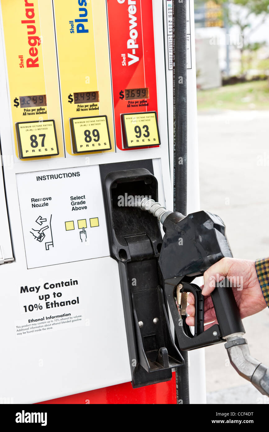 Shell pompa benzina a mano immagini e fotografie stock ad alta ...