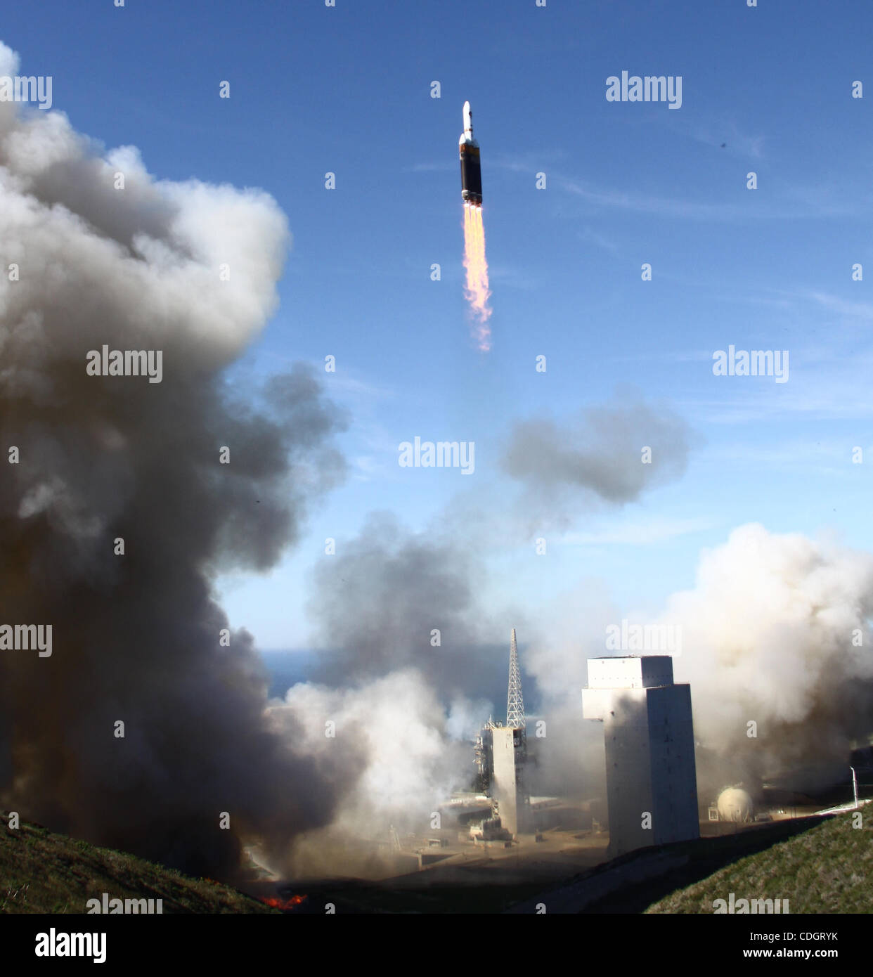 Jan 20,2011- Vandenberg AFB, California, Stati Uniti d'America. Delta 4-razzo pesante solleva ...