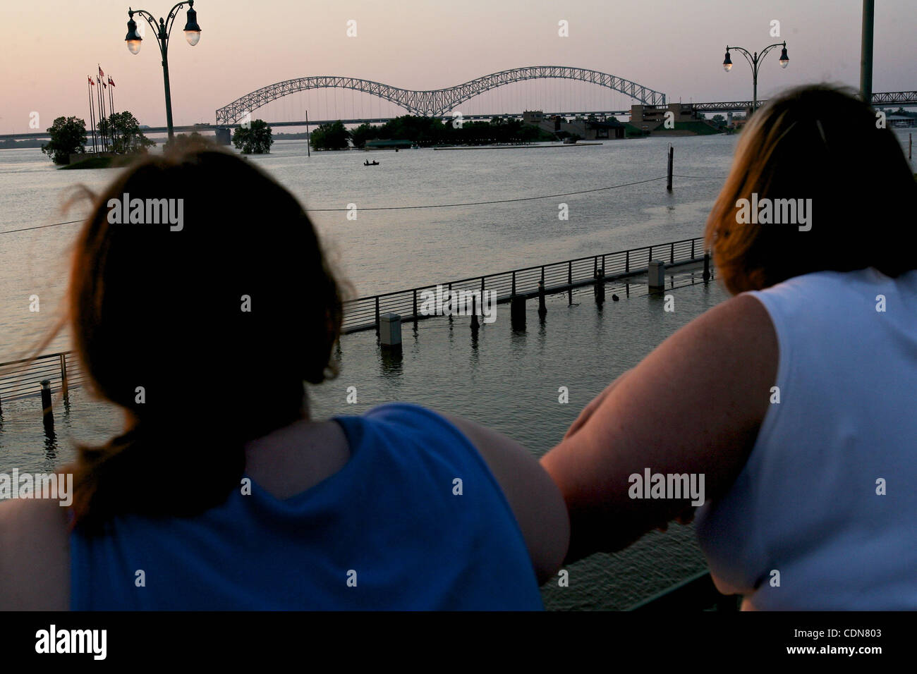 9 maggio 2011 - Memphis, Tennessee, Stati Uniti - Le persone in piedi ...