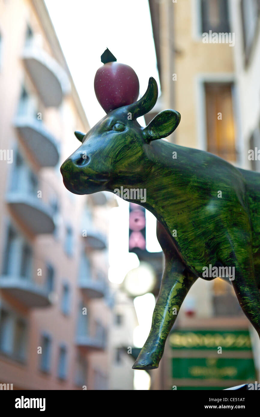 Simbolo per la Svizzera: mucca svizzera con Guglielmo Tell, Apple sulla ...