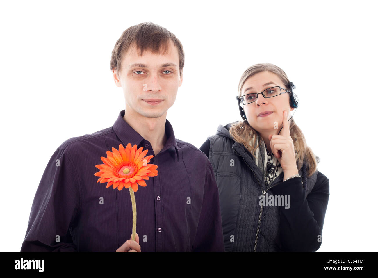 Funny nerd uomo con fiori e donna ribelle che guardano a lui, isolato su sfondo bianco Foto ...