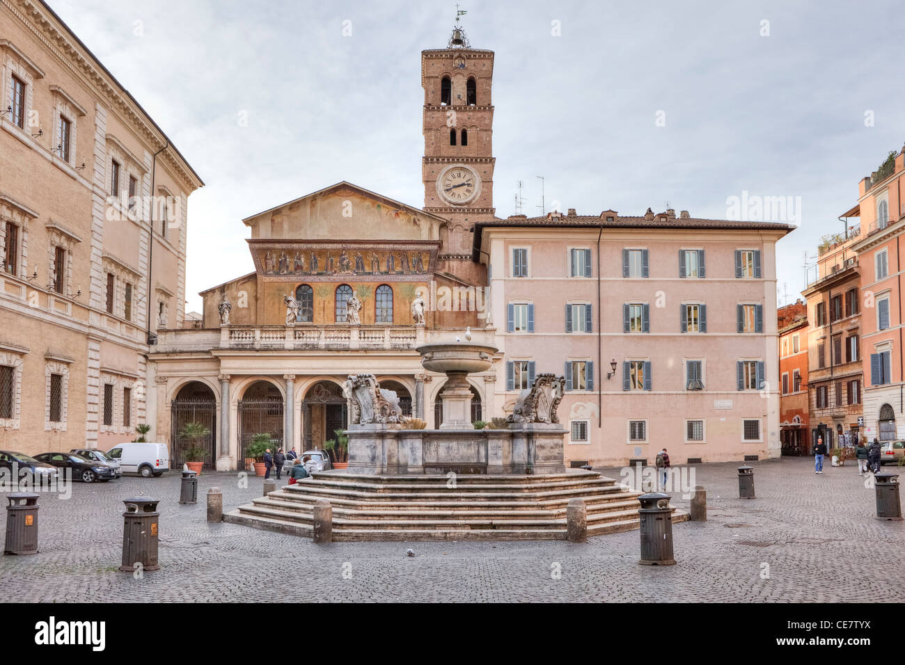 Piazza di Santa Maria in Trastevere, Roma, lazio, Italy Foto stock - Alamy