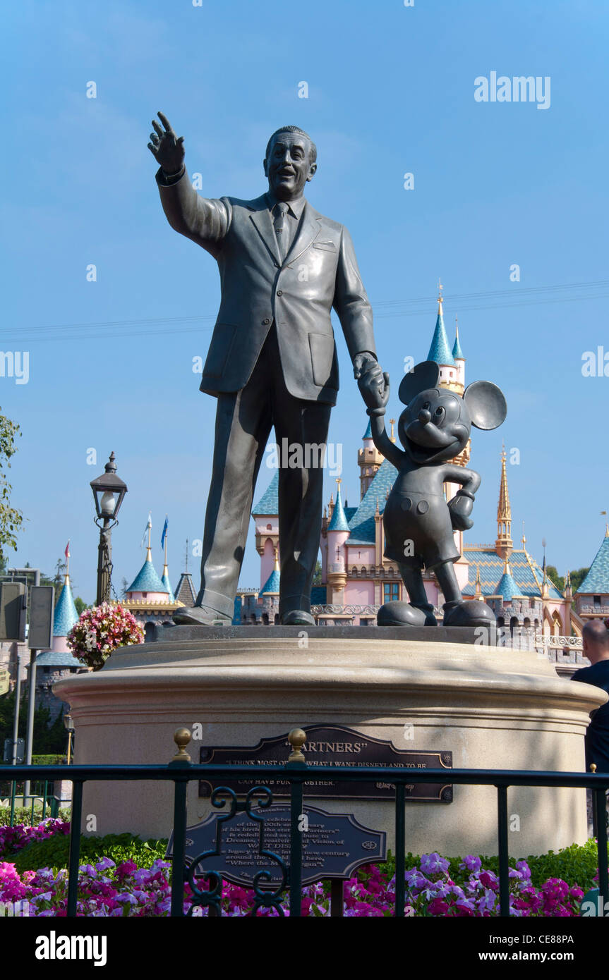 Statua Di Walt Disney E Topolino