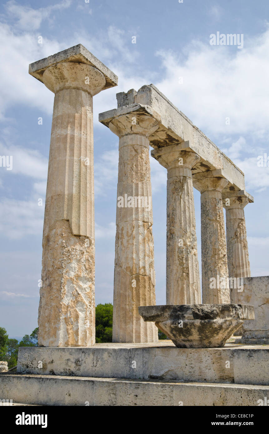 Imponenti colonne doriche del tempio di Aphaia, Aegina Island, Grecia ...