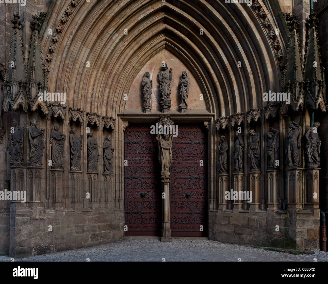 Dom triangelportal immagini e fotografie stock ad alta risoluzione - Alamy