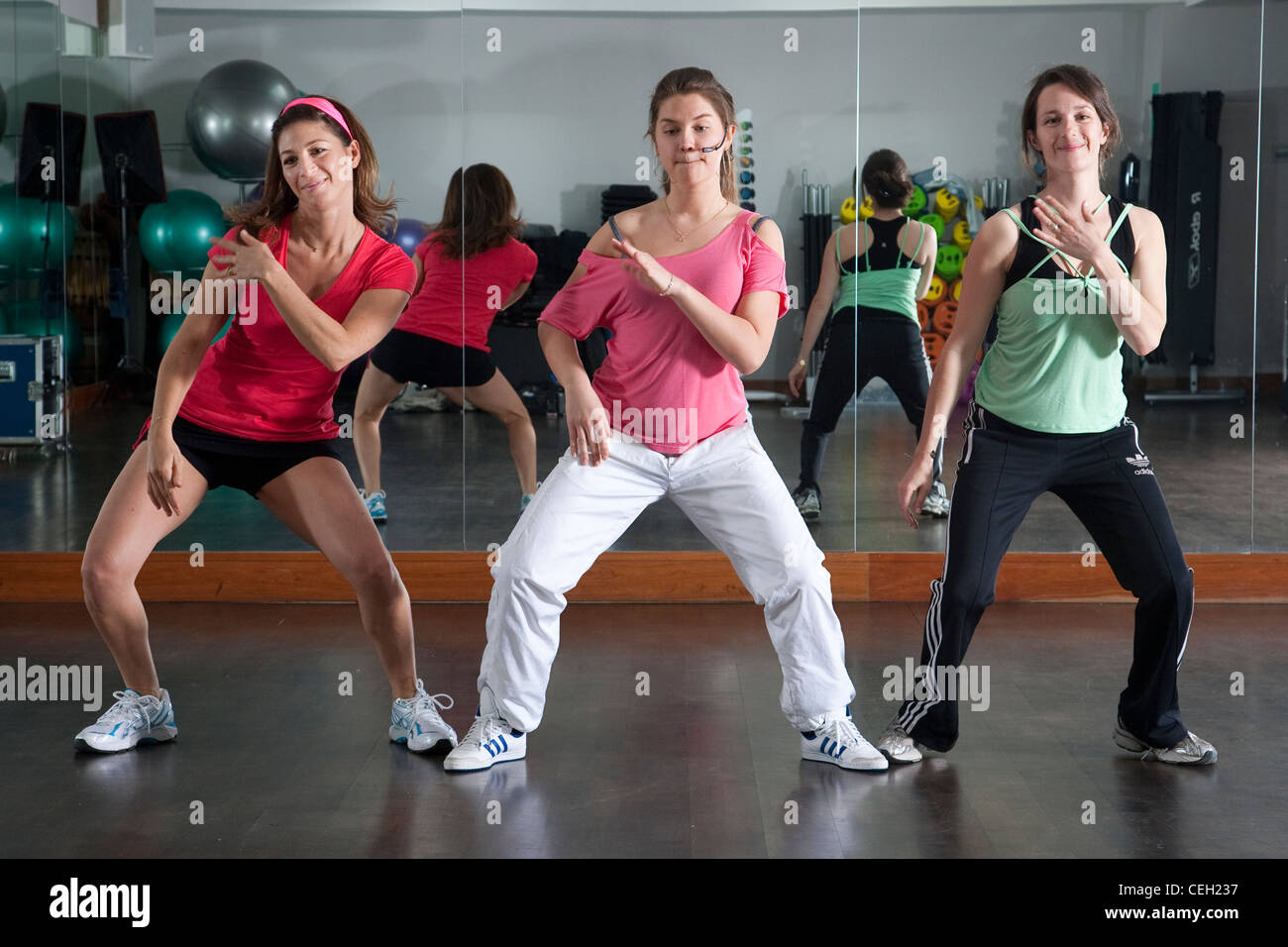 Zumba fitness immagini e fotografie stock ad alta risoluzione - Alamy