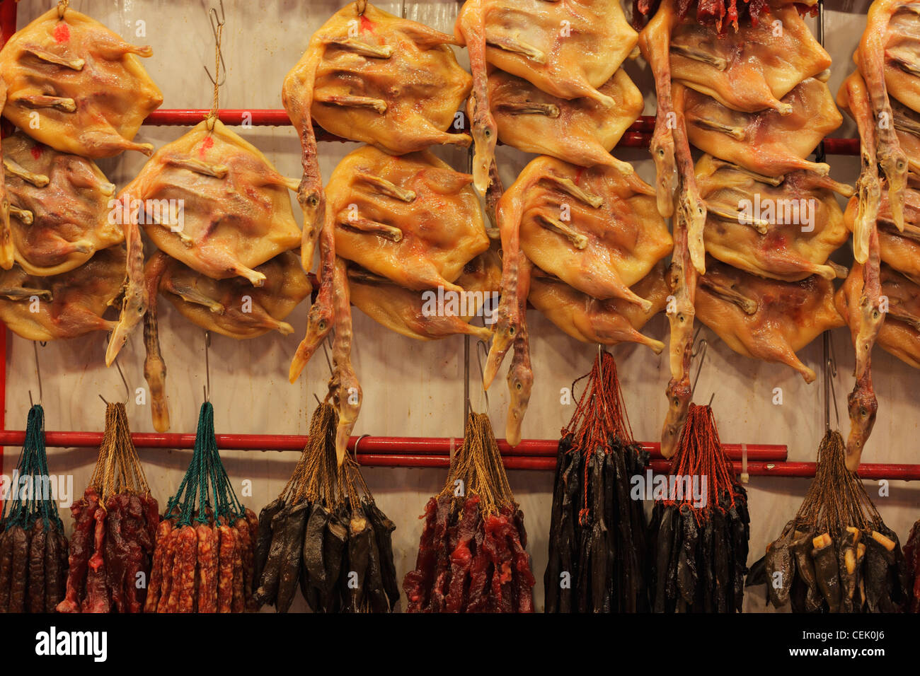 Salsicce appese immagini e fotografie stock ad alta risoluzione - Alamy