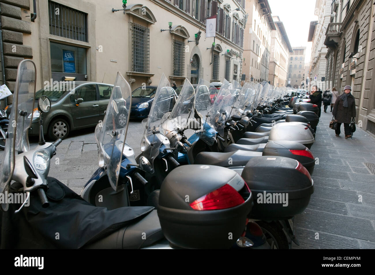 Scooters italy immagini e fotografie stock ad alta risoluzione - Alamy