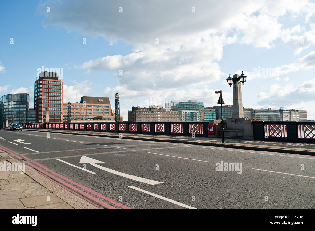 Ponte di lambeth della strada del segno della freccia immagini e ...