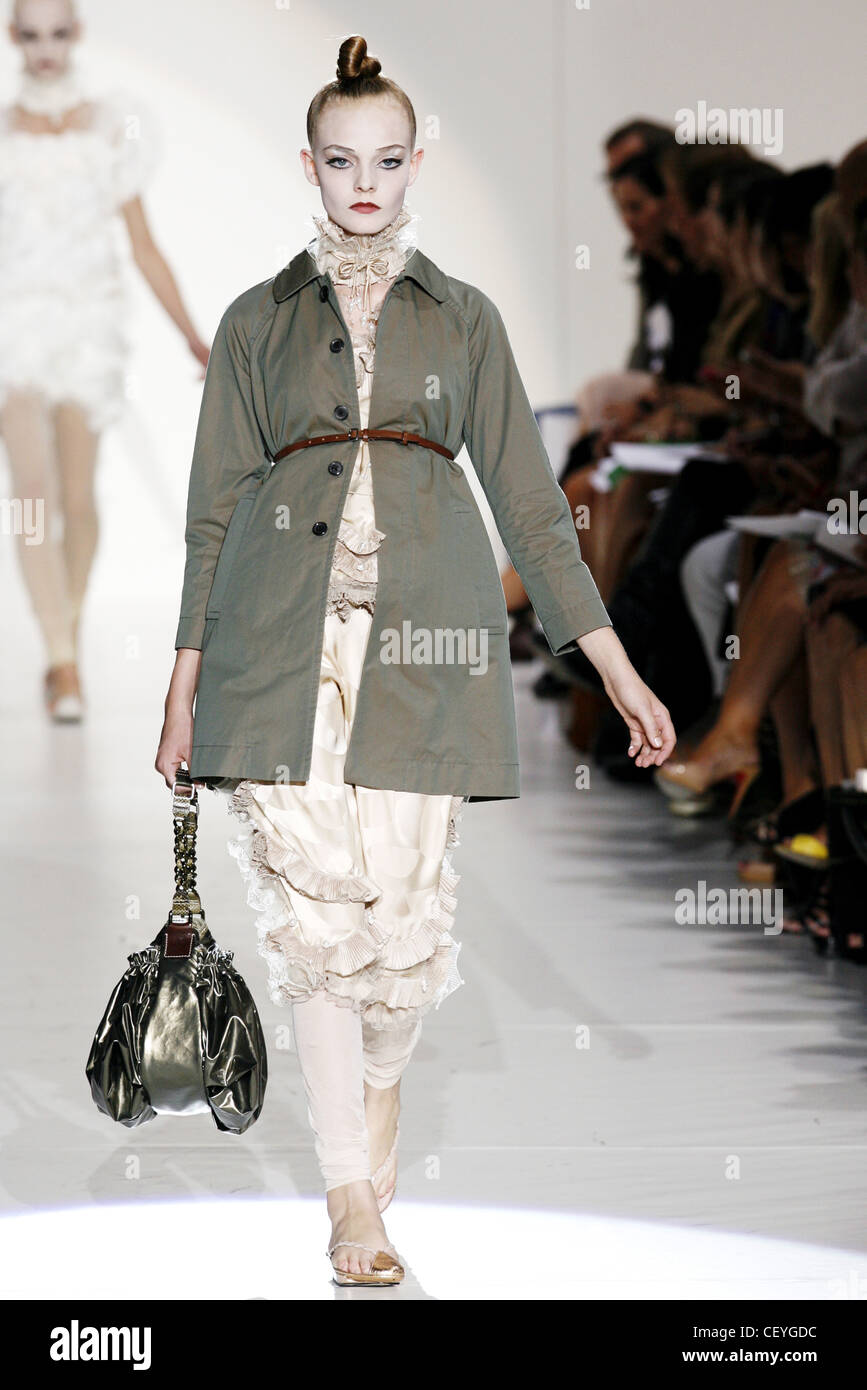 Gorgiera in pizzo pieno immagini e fotografie stock ad alta risoluzione ...