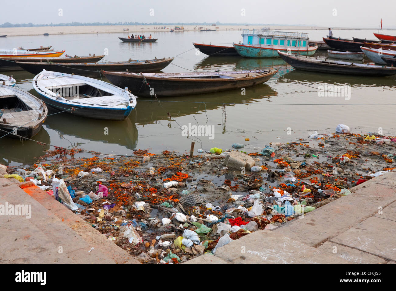 Fiume gange inquinato immagini e fotografie stock ad alta risoluzione ...