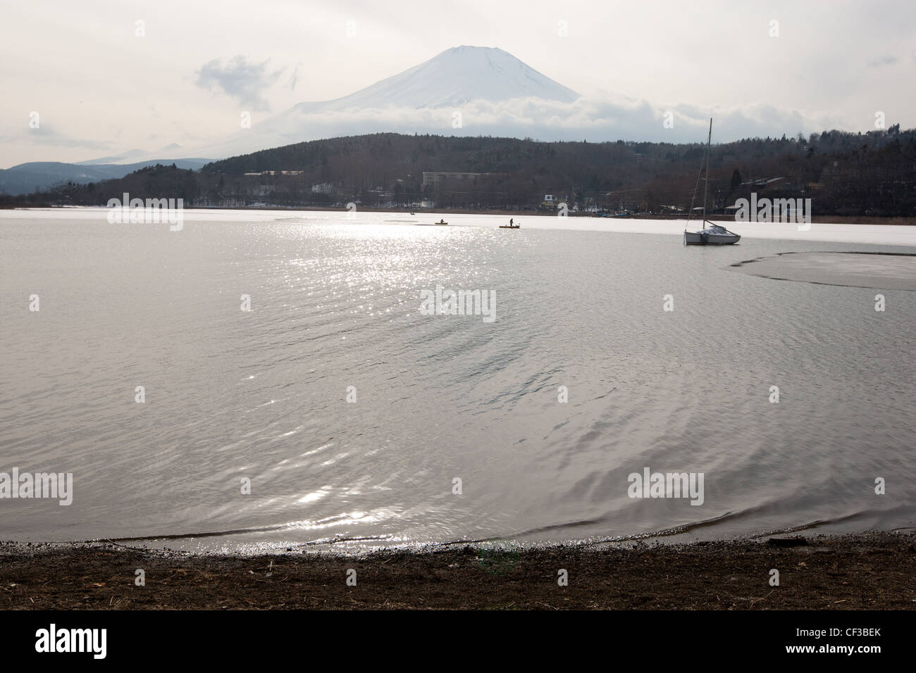 Monte fuji dal lago yamanaka immagini e fotografie stock ad alta ...
