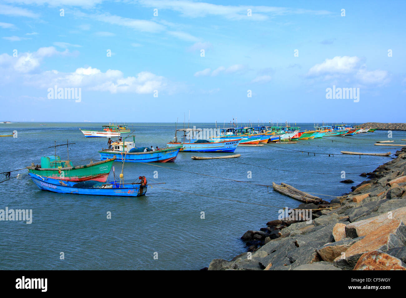 Barche da pesca blu immagini e fotografie stock ad alta risoluzione - Alamy