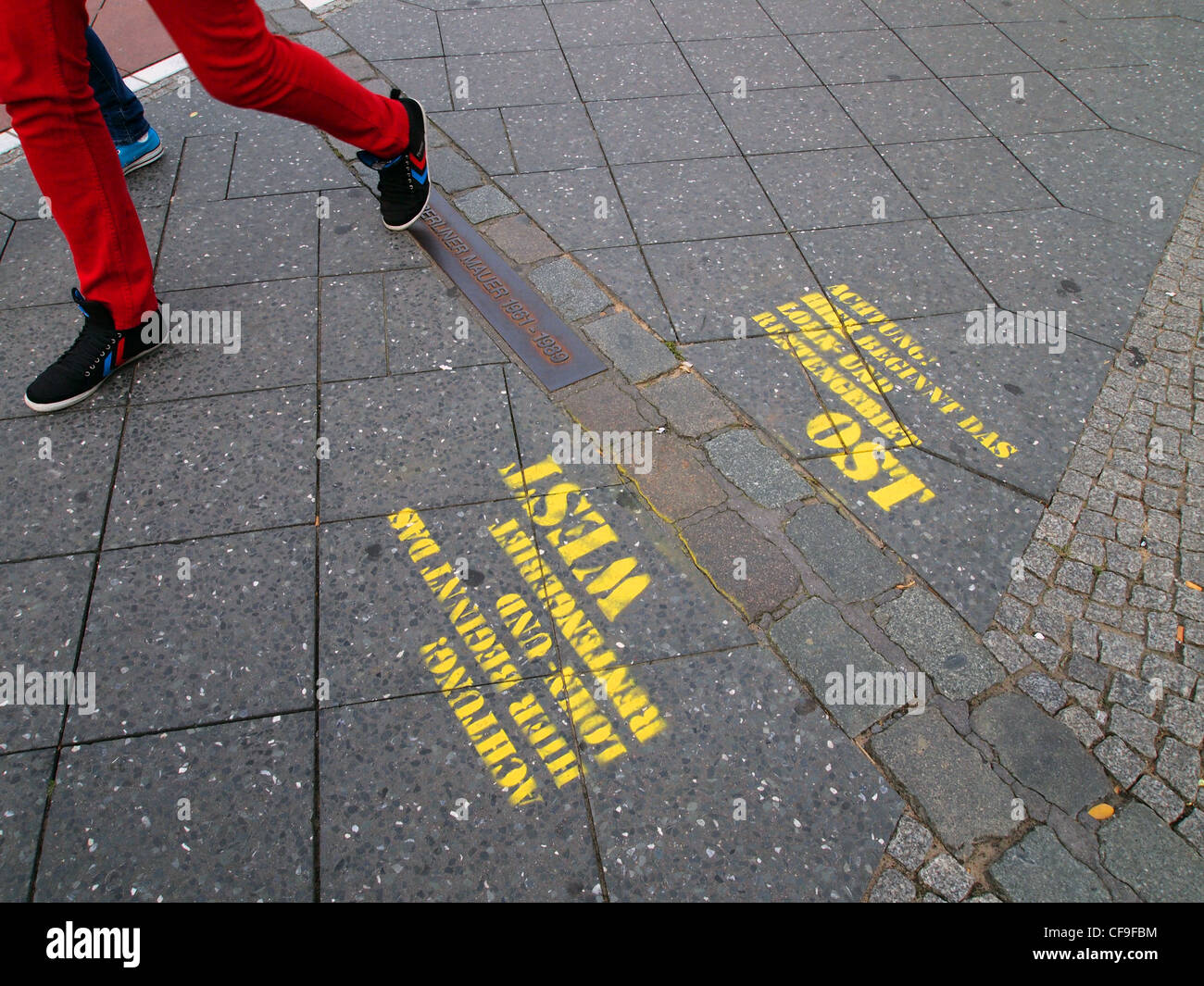 Muro di berlino est ovest immagini e fotografie stock ad alta ...